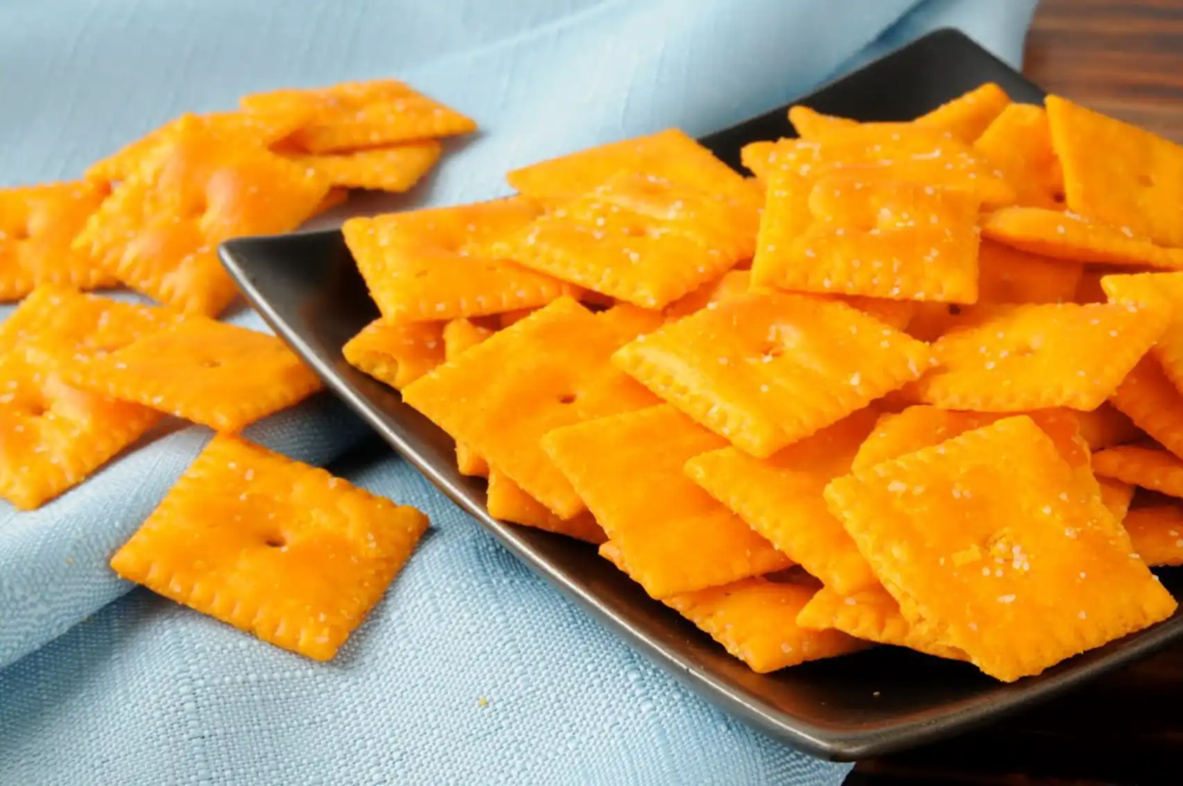 طرز تهیه کراکر پنیری | میان وعده خوشمزه و محبوب کودکان